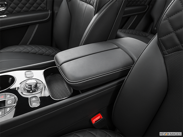 2022 Bentley Bentayga V8 | Driving