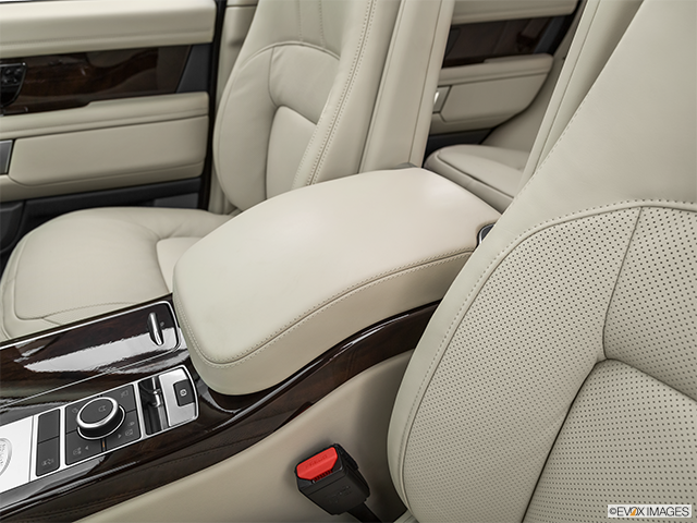 2023 Land Rover Range Rover SE P400 MHEV | Driving