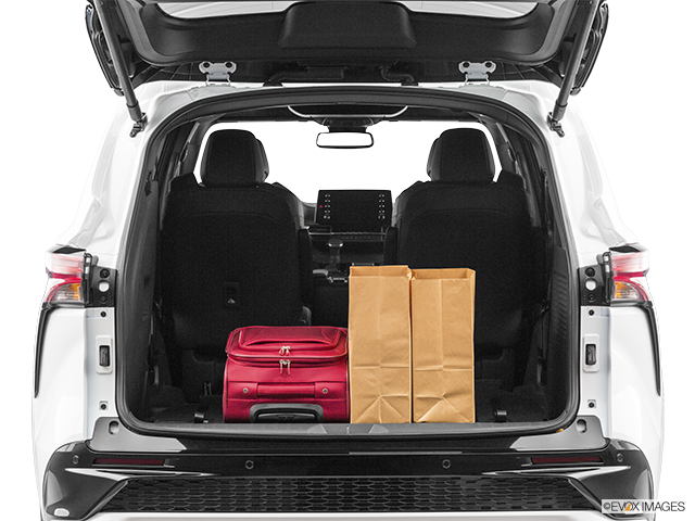 2022 Toyota Sienna LE 8-Passenger: Price, Review, Photos (Canada) | Driving