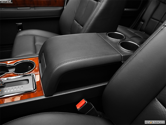 2011 Lincoln Navigator Ultimate: Price, Review, Photos (Canada) | Driving