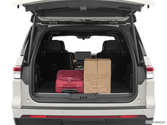 2025 Lincoln Navigator: Price, Review, Photos and Specs (Canada ...